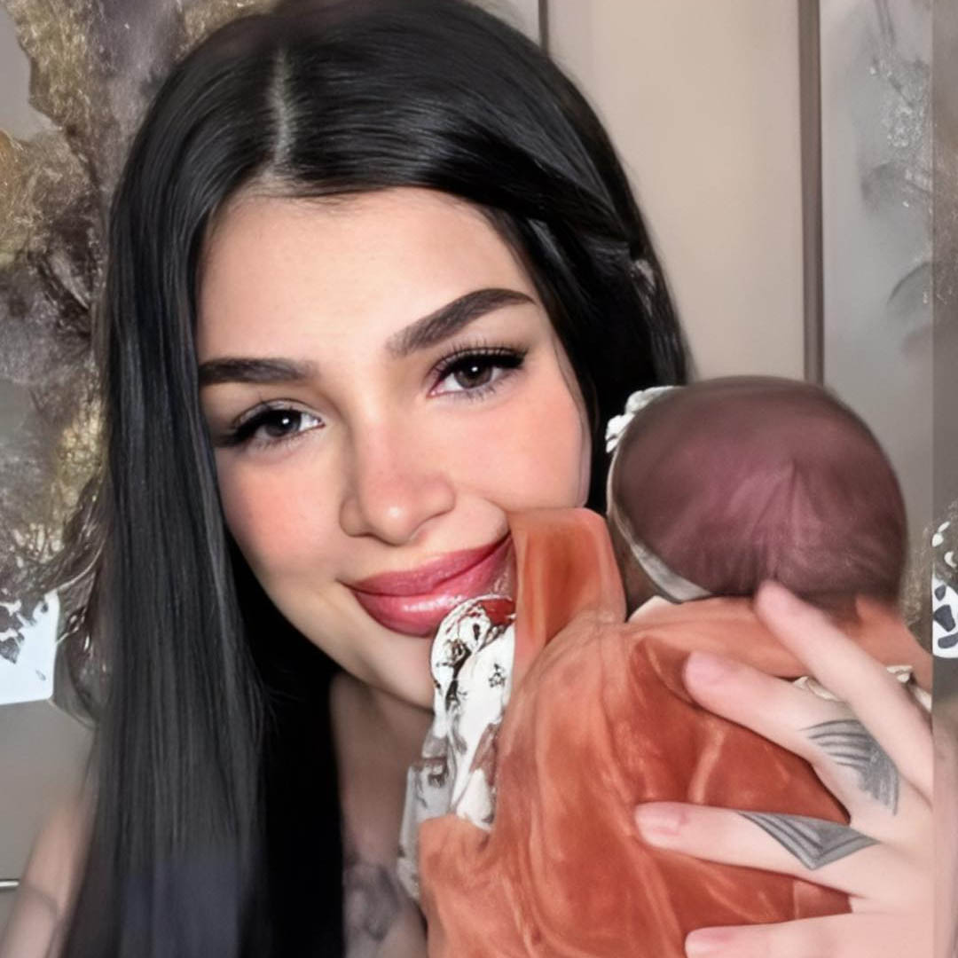 Karely Ruiz enternece a sus seguidores al revelar el rostro de su hija por primera vez en una ...